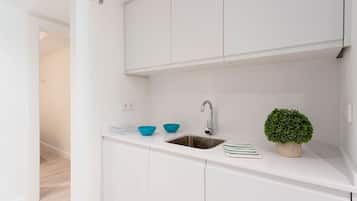 Apartamento (3 Bedrooms) | Cozinha privada | Um frigorífico/congelador grande, um micro-ondas, uma placa de cozinha