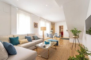 Apartamento, terraço (2 Bedrooms) | Área de estar | TV 32 polegadas com canais a cabo