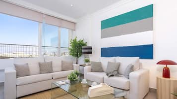 Apartamento (1 Bedroom) | Área de estar | TV 32 polegadas com canais a cabo