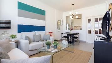 Apartamento (1 Bedroom) | Sala de estar | TV 32 polegadas com canais a cabo