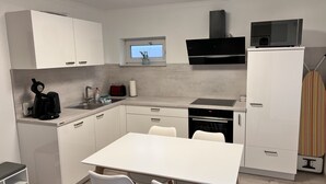 Apartamento, 1 quarto (Souterrain; incl. EUR 35 cleaning fee) | Cozinha privada | Máquina de café expresso, cafeteira/chaleira, geladeira grande