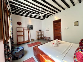 Quarto casal luxo | Cortinas blackout, ferros/tábuas de passar roupa, Wi-Fi de cortesia