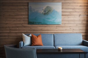 Apartamento família, 2 quartos | Sala de estar | TV LED 42 polegadas com canais a cabo, TV
