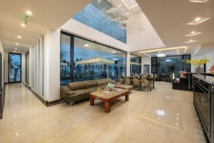 Uma sala de estar ampla com teto alto, janelas grandes e design de interiores moderno.