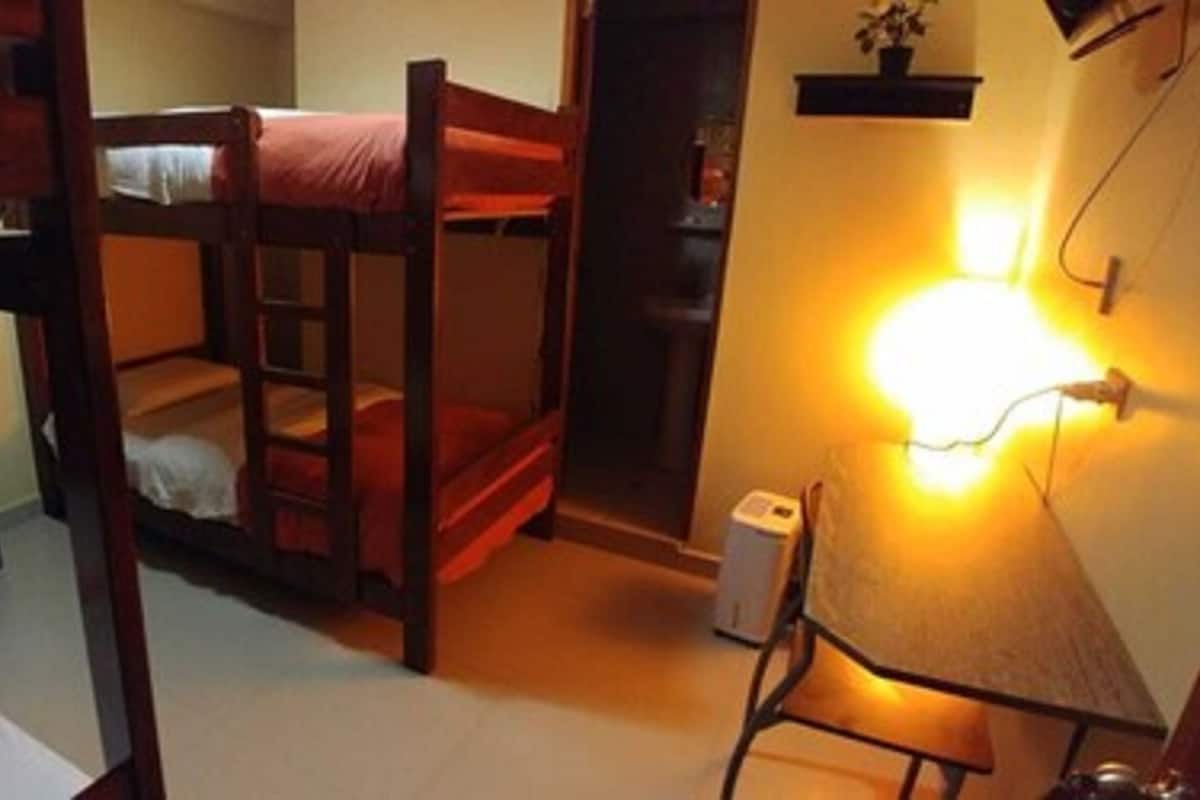 Quarto Quádruplo Básico | Cofre no quarto, cortinas/cortinados opacos, Wi-fi grátis