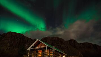 Fachada do alojamento (tarde/noite)