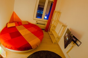 Quarto Duplo Cidade, casa de banho partilhada | Cortinas/cortinados opacos, Wi-fi grátis, roupa de cama fornecida 