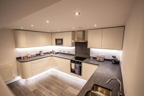 Casa (4 Bedrooms) | Cozinha privada | Geladeira, micro-ondas, fogão, lava-louças