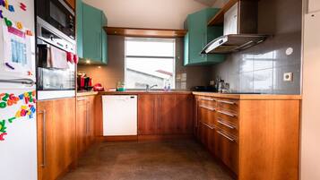 Apartamento Familiar, 3 quartos | Cozinha privada | Um frigorífico/congelador grande, um micro-ondas, um forno