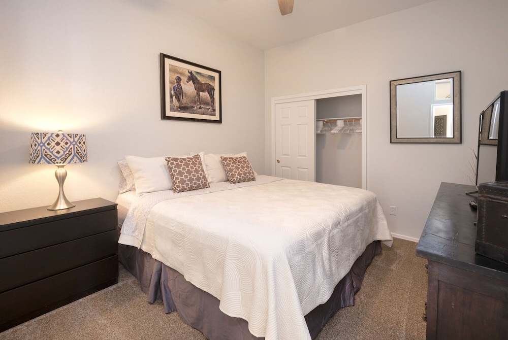 Gorgeous Listing - With Heated Pool/hot Tub And 2 Car Garage - Mesa, AZ