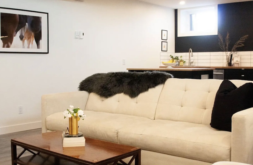 Beautiful Basement Suite -Near Hospital + Downtown - Alberta