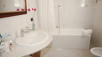 Apartamento, 2 quartos | Casa de banho | Um polibã e uma banheira separados, artigos de higiene pessoal grátis