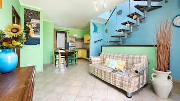 Apartamento, 2 quartos | Área de estar | TV de tela plana