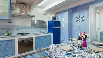 Apartamento, 1 quarto | Cozinha privada | Geladeira grande, micro-ondas (mediante solicitação), fogão, cooktop