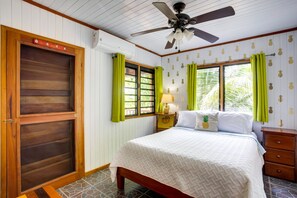 Apartamento Deluxe | Cofre com capacidade para portátil, cortinas/cortinados opacos 