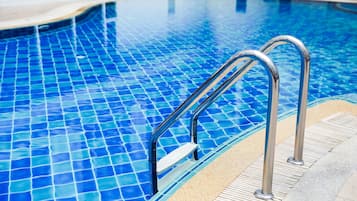 Piscina exterior, espreguiçadeiras