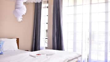 Quarto Duplo | Secretária, Wi-fi grátis, roupa de cama fornecida