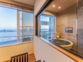 Quarto Twin Standard, fumadores, vista para o oceano | Cofre no quarto, secretária, Wi-fi grátis, roupa de cama fornecida 