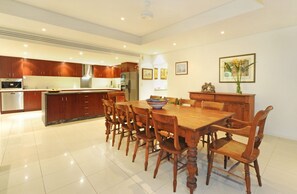 Apartamento, 4 quartos | Refeições no quarto