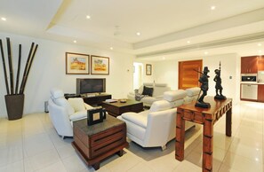 Apartamento, 4 quartos | Área de estar | Smart TV