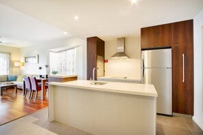 Apartamento, 1 quarto | Cozinha privada | Um frigorífico/congelador grande, um micro-ondas, um forno 