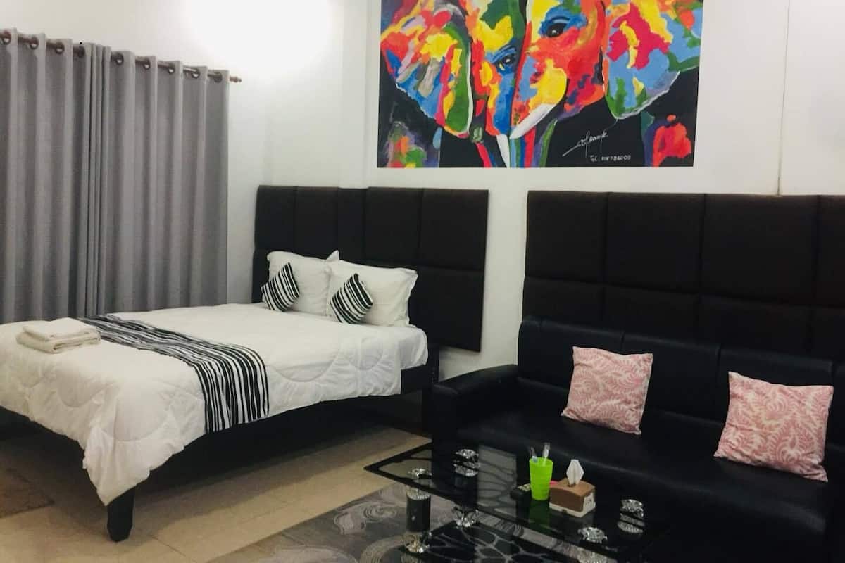 Quarto Individual Clássico | Secretária, Wi-fi grátis, com mobília individualizada