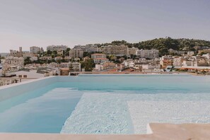 Piscina exterior sazonal, espreguiçadeiras