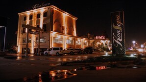 Fachada da propriedade à noite