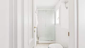 Apartamento, 5 quartos | Casa de banho | Um polibã, um chuveiro fixo, um secador de cabelo, um bidé