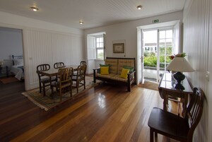 Quarto casal ou duplo standard | Sala de estar | TV de tela plana 32 cm com canais a cabo, TV