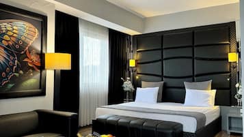 Quarto casal standard | Cofres nos quartos, escrivaninha, cortinas blackout