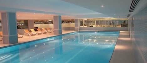 Piscina interior, espreguiçadeiras