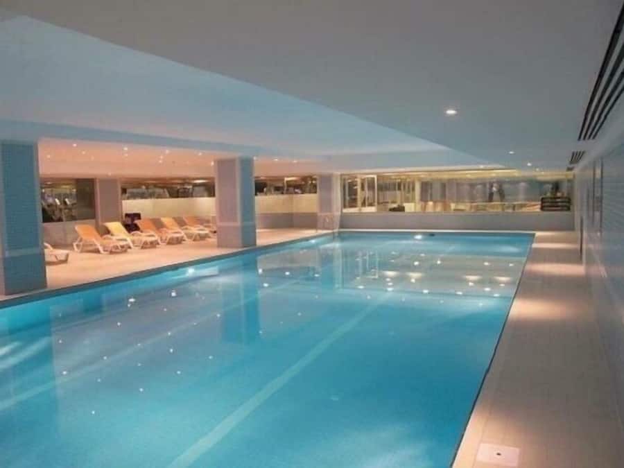 Piscina interior, espreguiçadeiras