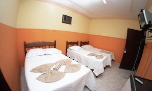 Quarto Quádruplo | Minibar, Wi-fi grátis, roupa de cama fornecida