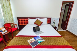 Quarto Duplo Deluxe | Minibar, secretária, cortinas/cortinados opacos, ferro/tábua de engomar 