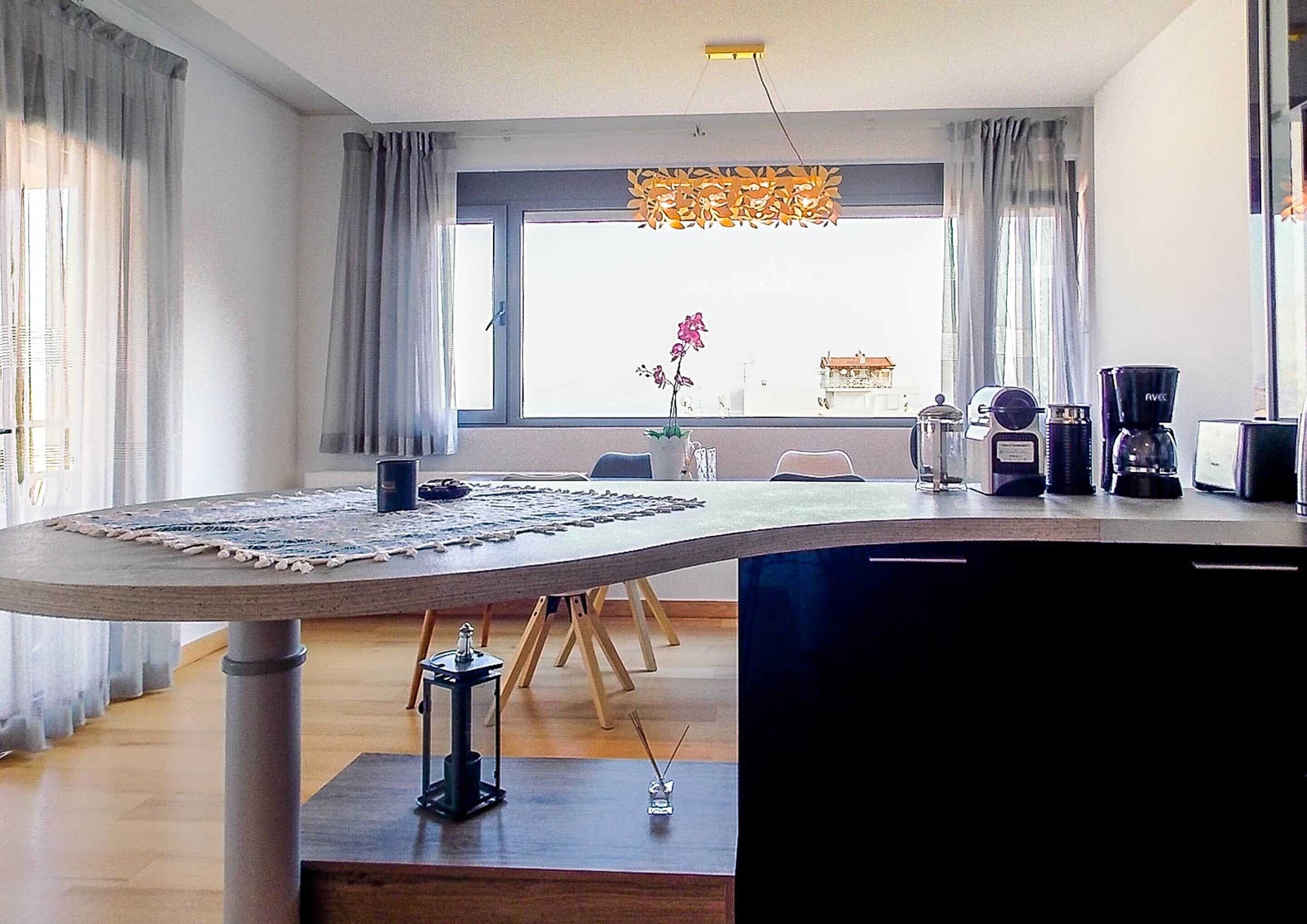 Apartamento Panorâmico | Sala de estar | Televisor de ecrã plano de 42 polegadas com canais por cabo, televisor 