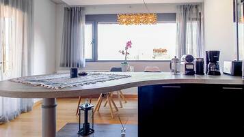 Apartamento Panorâmico | Sala de estar | Televisor de ecrã plano de 42 polegadas com canais por cabo, televisor