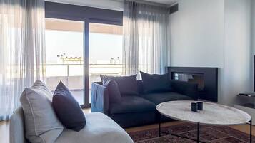 Apartamento Panorâmico | Sala | Televisor de ecrã plano de 42 polegadas com canais por cabo, televisor