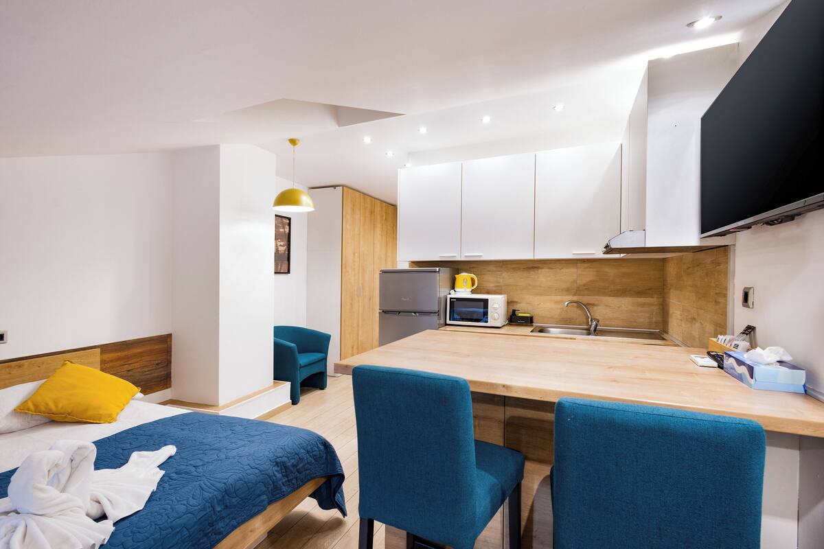 Estúdio superior (S3) | Escrivaninha, cortinas blackout, ferros/tábuas de passar roupa