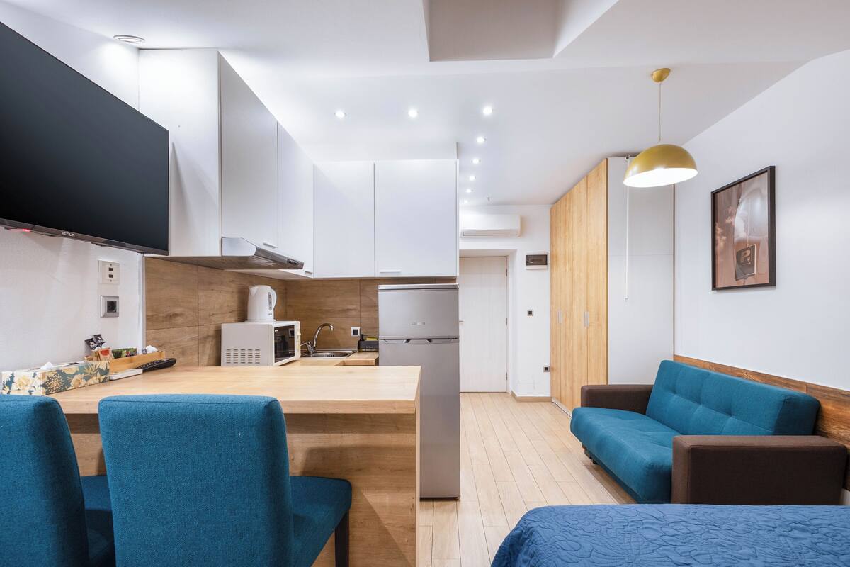 Estúdio superior (S5) | Escrivaninha, cortinas blackout, ferros/tábuas de passar roupa