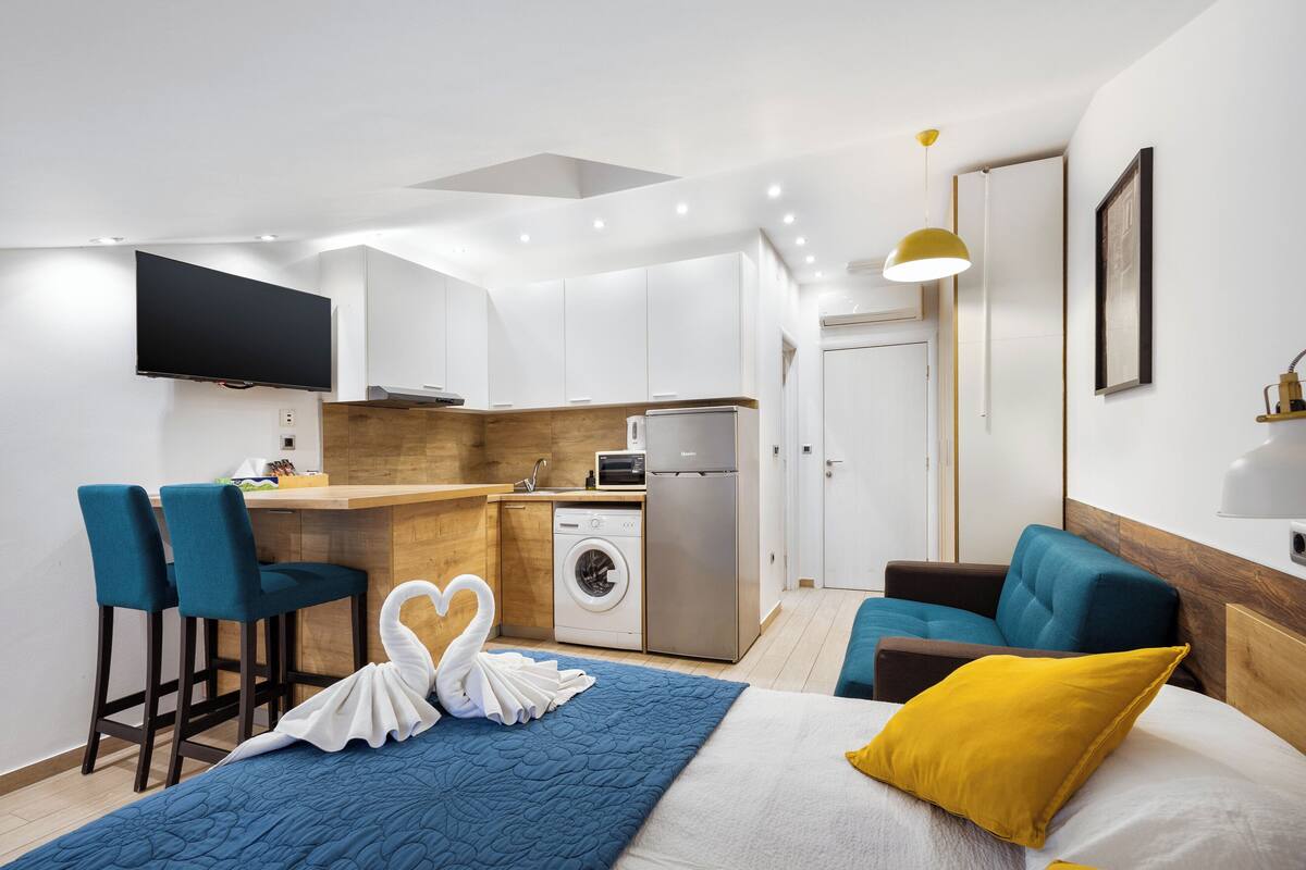 Estúdio superior (S1) | Escrivaninha, cortinas blackout, ferros/tábuas de passar roupa