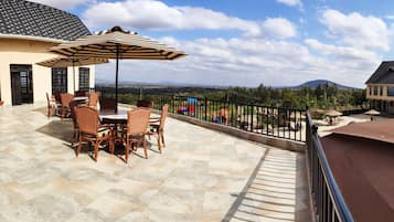 Terraço com espreguiçadeiras