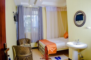 Quarto standard | Escrivaninha, Wi-Fi de cortesia, roupa de cama