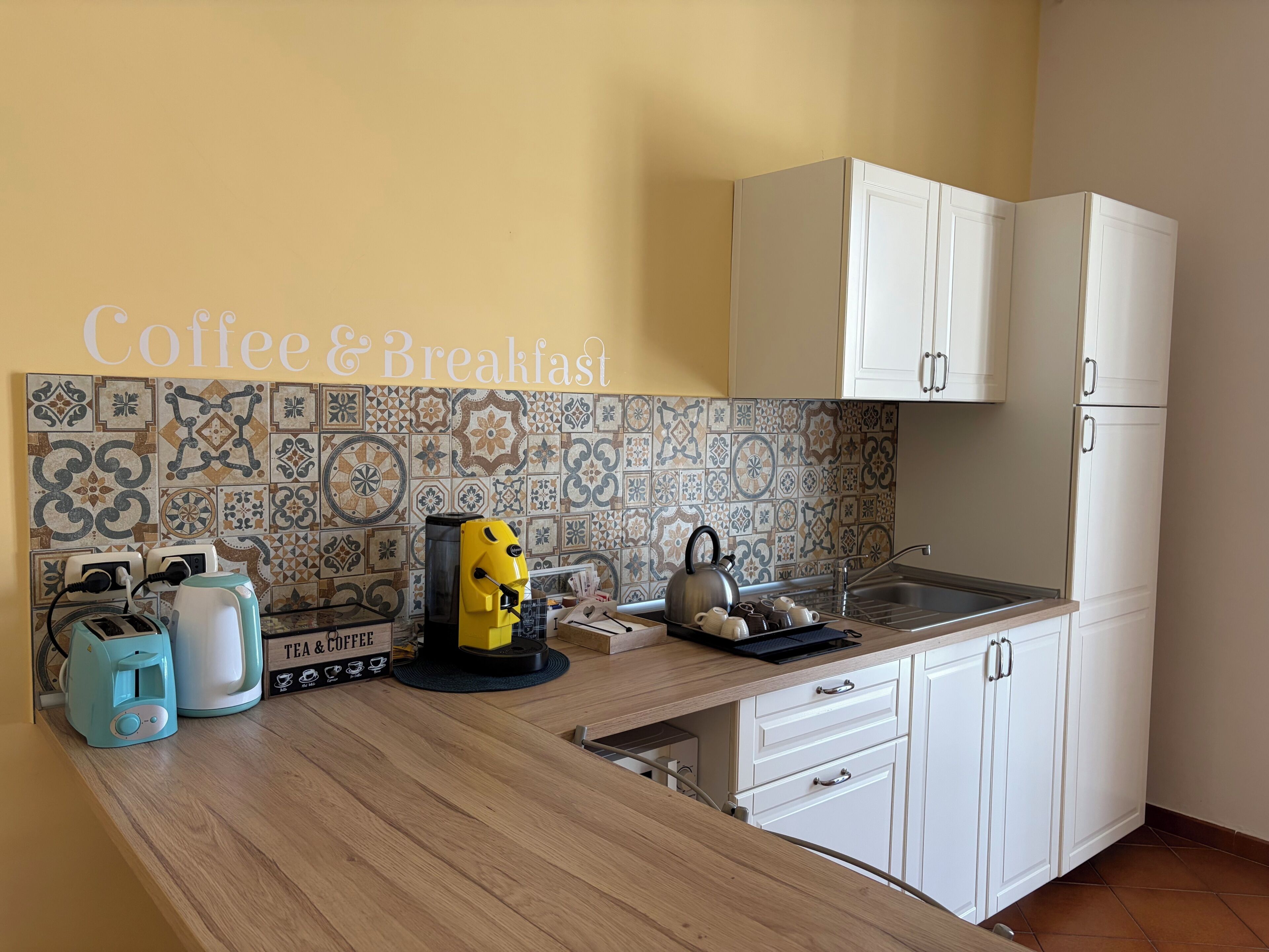 Geladeira grande, micro-ondas, cooktop, máquina de café expresso