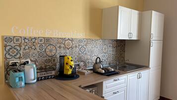 Geladeira grande, micro-ondas, cooktop, máquina de café expresso