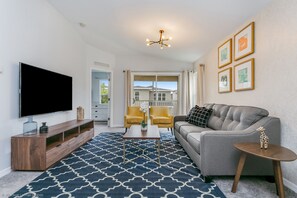 Apartamento Familiar em Condomínio Fechado, 3 quartos (1909) | Sala | Televisor de ecrã plano de 60 polegadas com canais digitais, televisor 