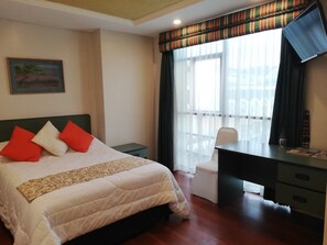 Secretária, ferro/tábua de engomar, Wi-fi grátis