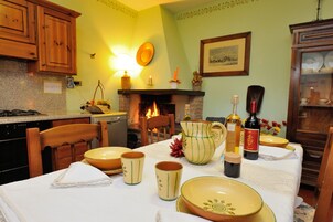 Apartamento, 1 quarto | Refeições no quarto