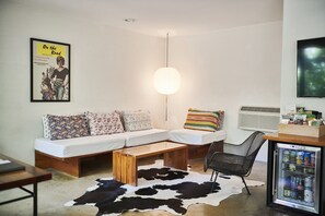 Suíte, 1 cama King, acessível, vista para o jardim | Área de estar | TV LCD 40 polegadas com canais a cabo, TV