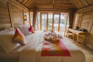 Quarto casal luxo, vista para a piscina | Escrivaninha, Wi-Fi de cortesia